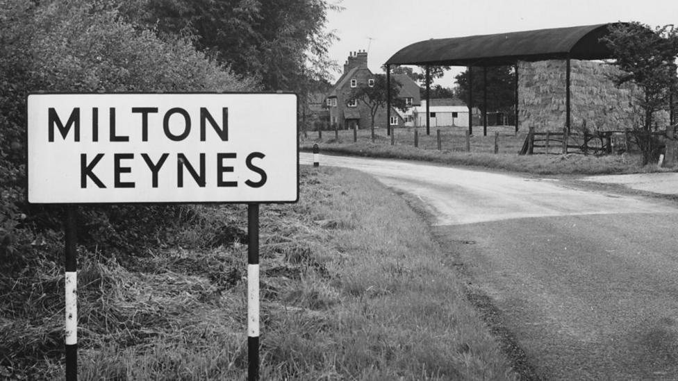 Milton Keynes shopping centre evacuated after fire - BBC News
