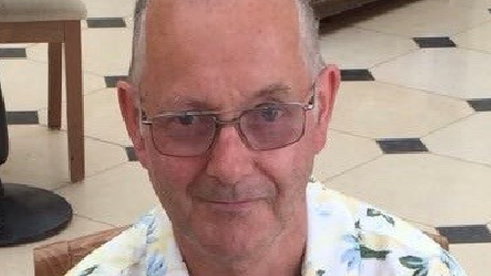 Family pays tribute to Oxfordshire milkman Tom Glancy - BBC News