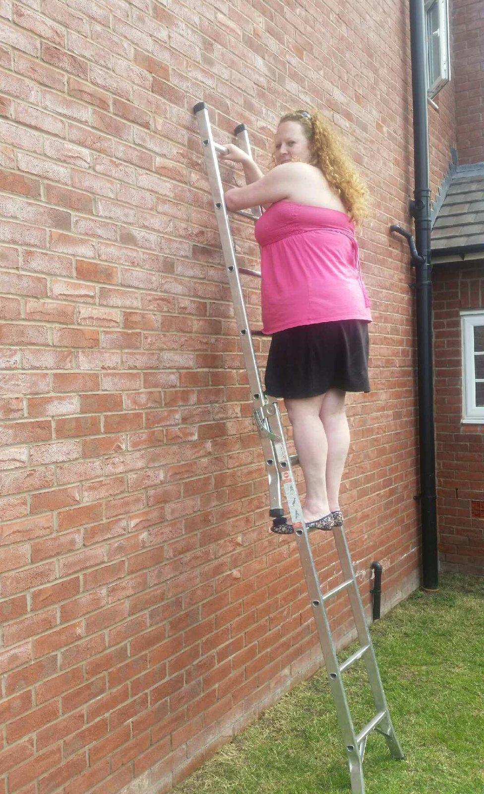Alton Towers bars one-handed woman from Smiler rollercoaster - BBC News