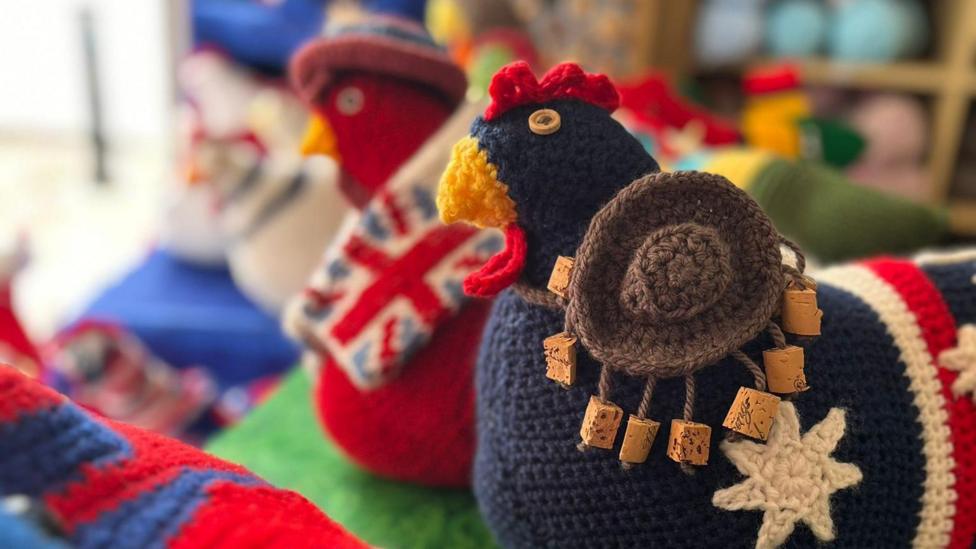 Olympic-themed knitted hens take over Long Melford shop front - BBC News
