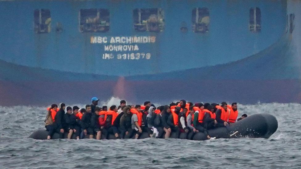 More than 1,000 migrants cross English Channel in a day - BBC News