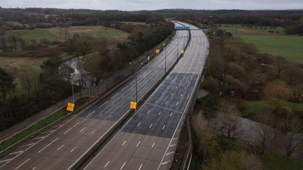 M25 closure: Motorists told to still visit Surrey - BBC News