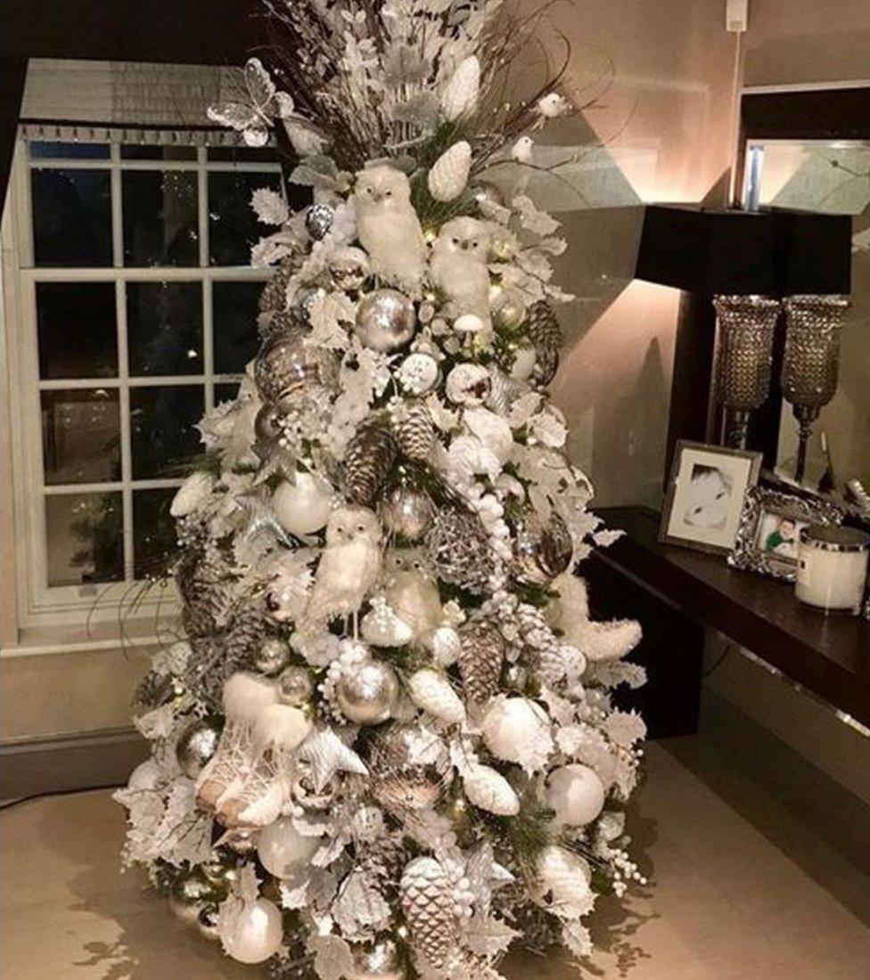 How do celebrities decorate their Christmas trees? - BBC News