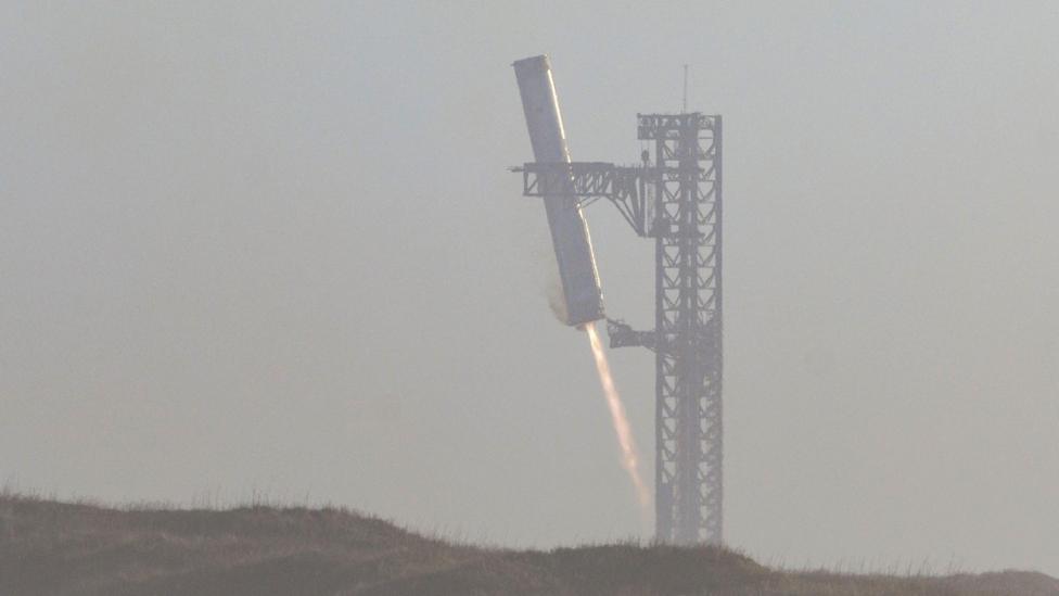New SpaceX rocket launch: Spacecraft lost but booster 'caught' - BBC ...