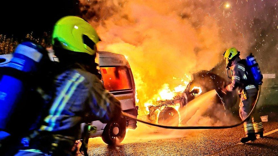 Luton fire crew tackles car and minicab blaze - BBC News