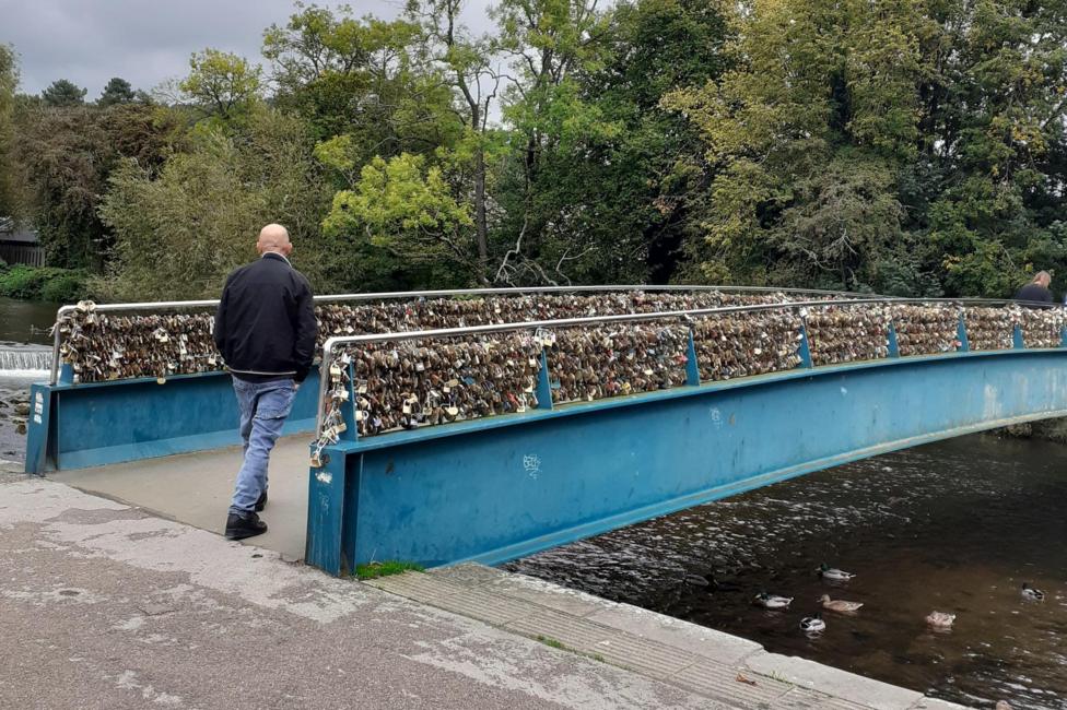 Should Bakewell's landmark love lock bridge be preserved? - BBC News