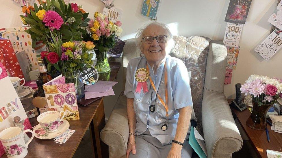 WW2 munitions worker from Fenton celebrates 100th birthday - BBC News