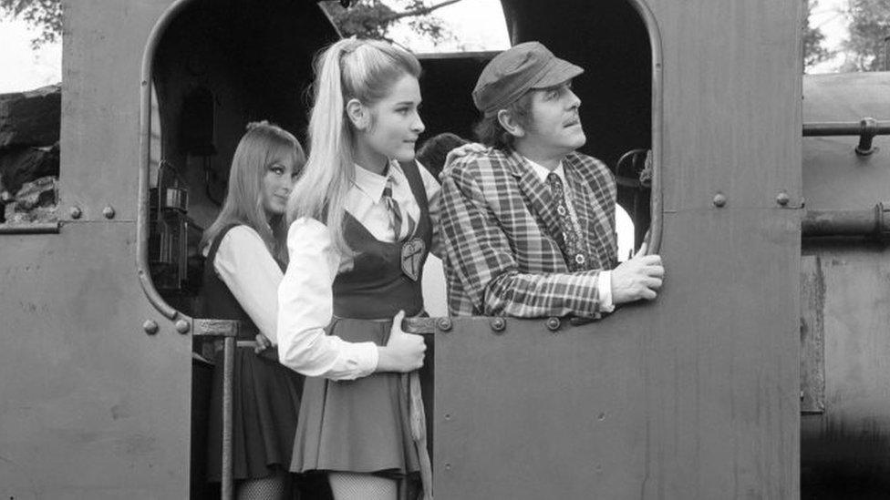 George Cole: Star of Minder dies at 90 - BBC News