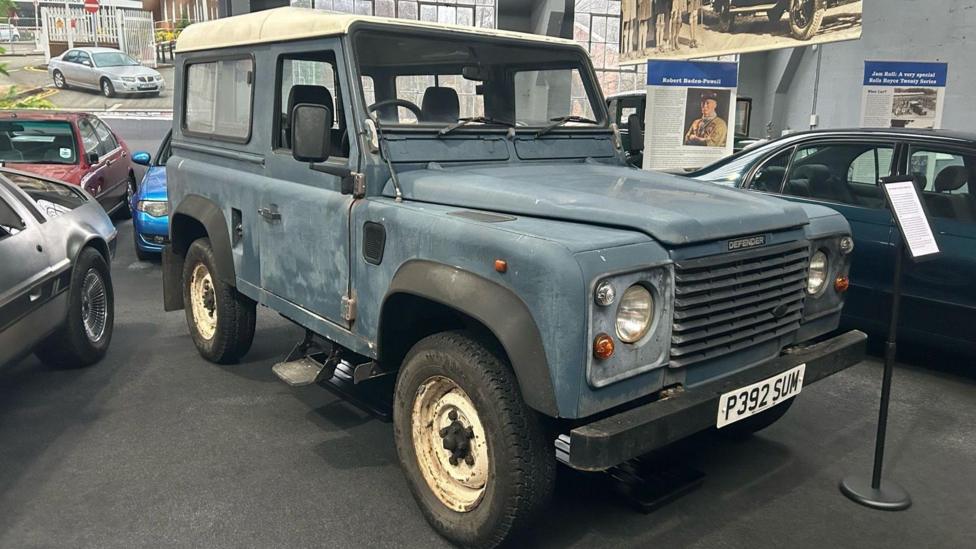 Vera's Land Rover from detective show goes on display - BBC News