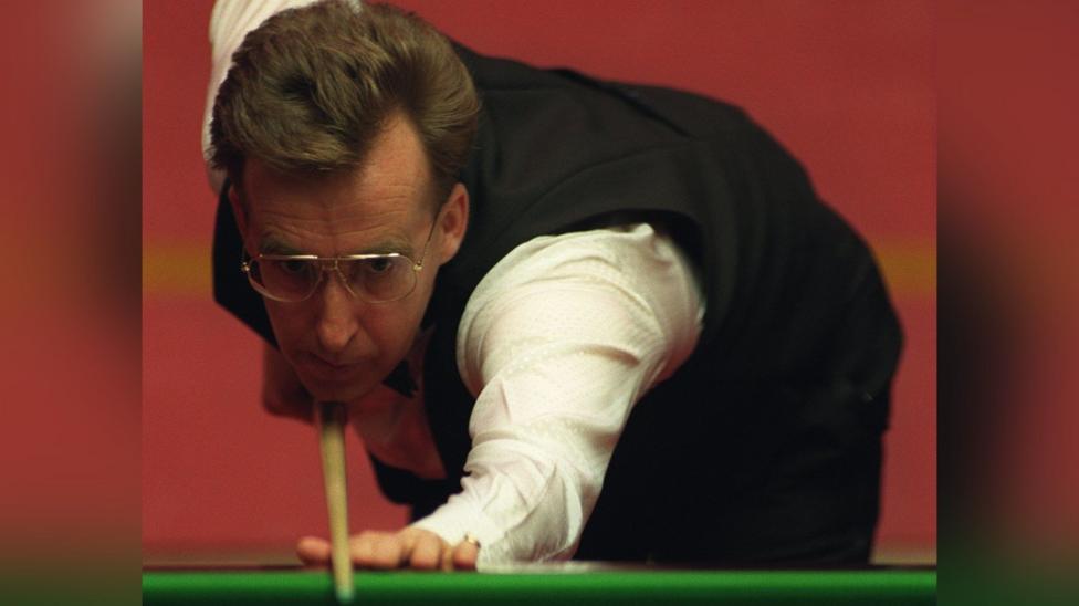 Teyrngedau yn Llanelli i'r cyn-chwaraewr snwcer Terry Griffiths - BBC ...