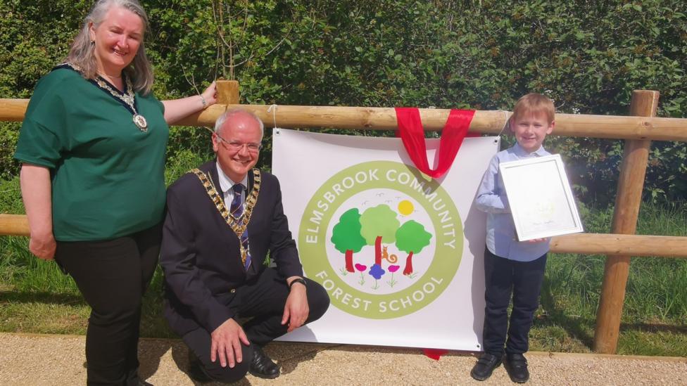 Police and housing provider unveil 1,000-homes plan in Bicester - BBC News