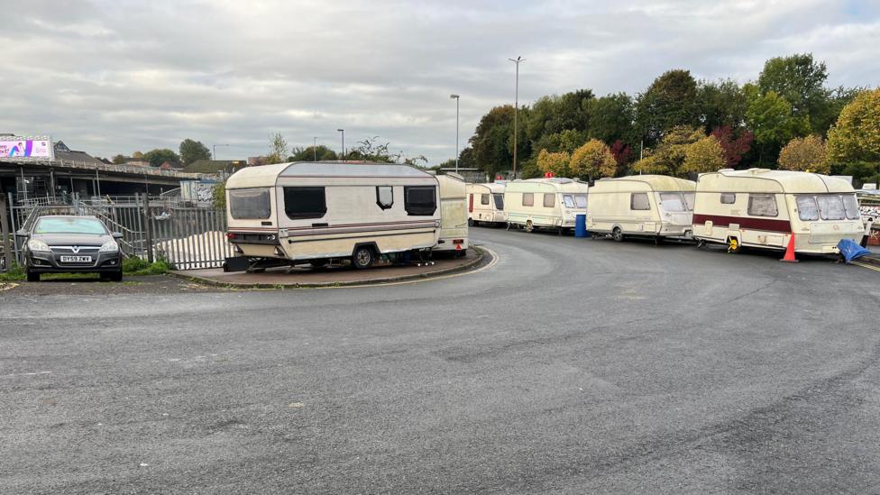 Suspected illegal delivery drivers arrested in caravan raid - BBC News