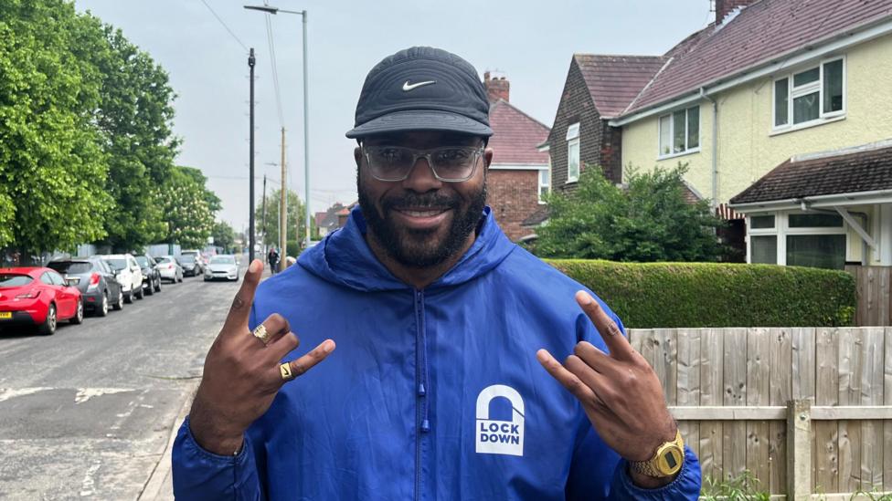 Hull rapper to perform at Glastonbury - BBC News