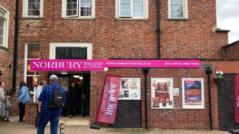 Greg Davies says his comedy hero Rik Mayall deserved more praise - BBC News