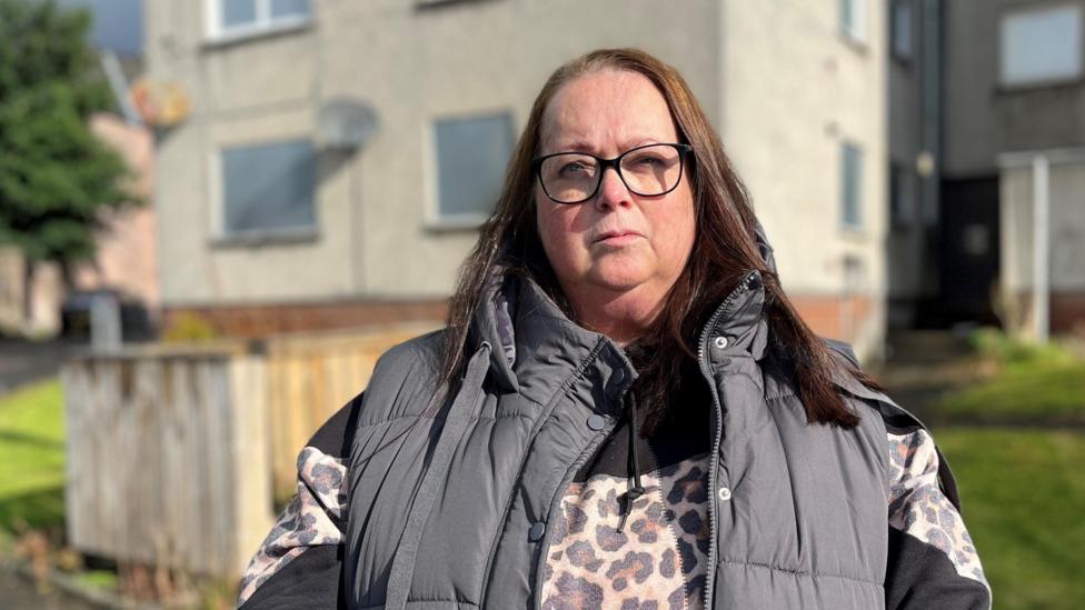 RAAC Tillicoultry residents angered after evacuation - BBC News