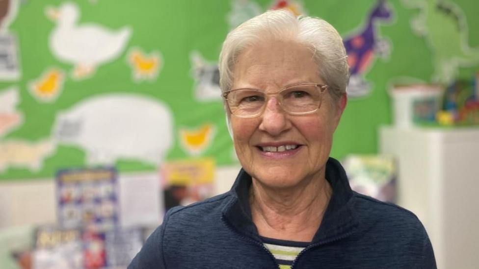 Roade Library asks for more volunteers - BBC News