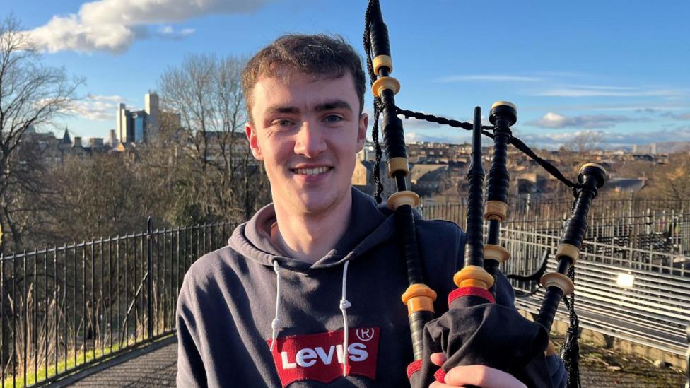 How bagpipes saved a Glasgow piper's great-grandfather - BBC News