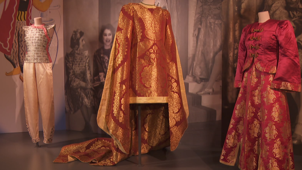 The Queen’s pantomime costumes go on display at Windsor Castle - BBC News