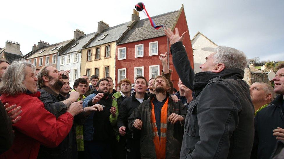 In pictures: Jedburgh's ba game - BBC News