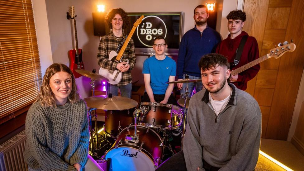 Cyhoeddi rhestr fer Cân i Gymru 2025 - BBC Cymru Fyw