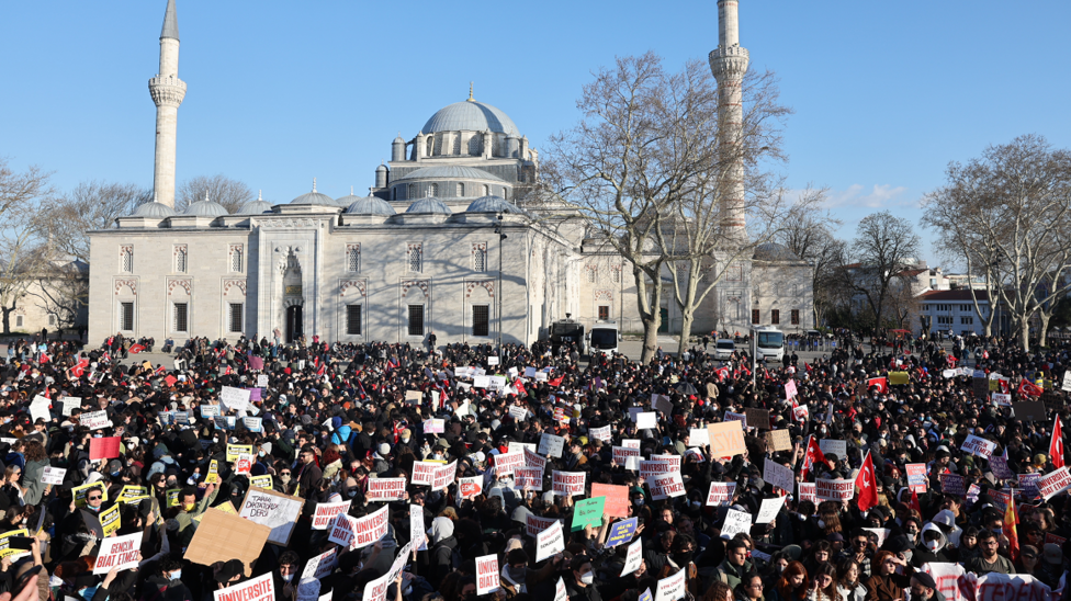 Turkey protests: Why thousands are protesting Imamoglu's arrest - BBC News