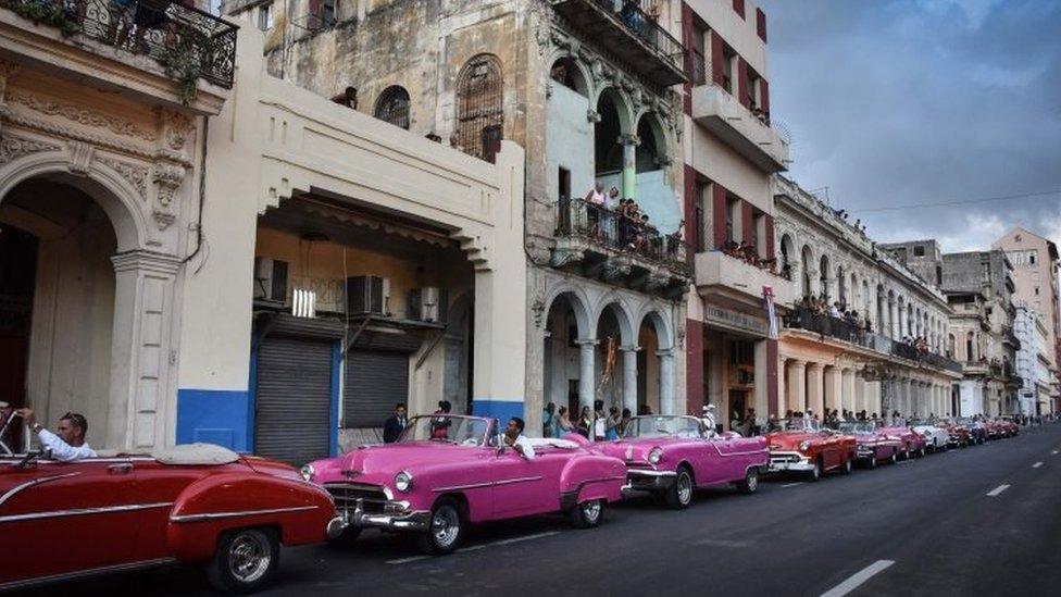 Chanel stages fashion show in Cuba - BBC News
