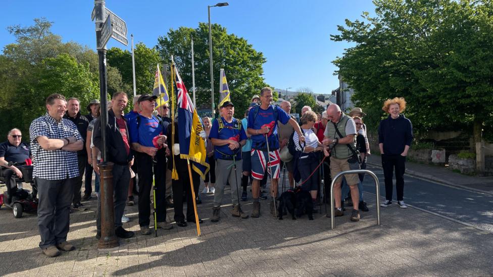 Veterans and Ivybridge pub landlord walk for Poppy Appeal - BBC News