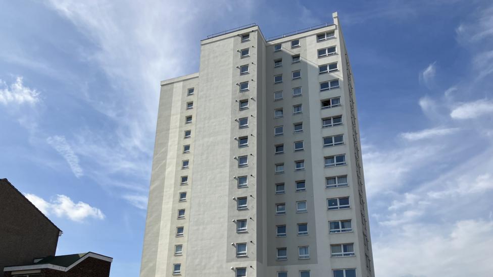 Lowestoft tower block demolition delayed over roof equipment - BBC News