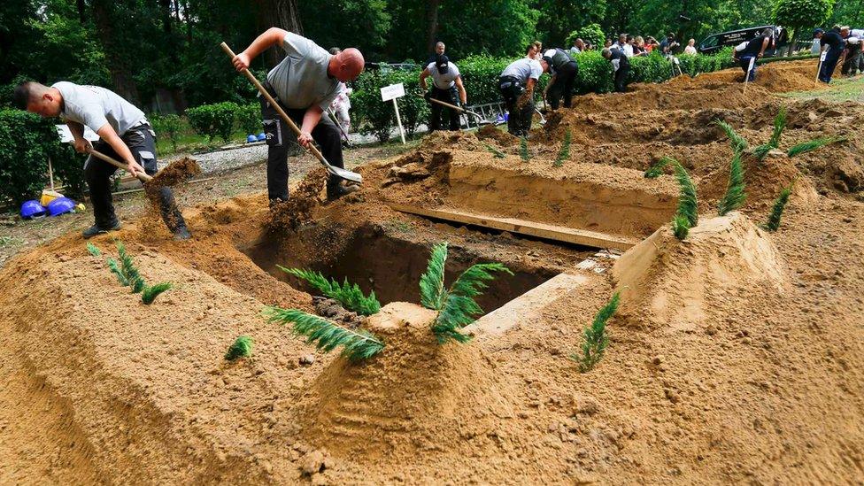 Hungary gravediggers compete in national race - BBC News
