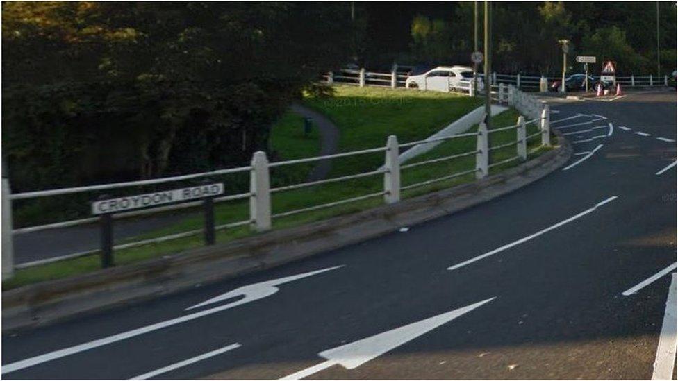 Caterham road death 'may be linked' to earlier stabbing - BBC News