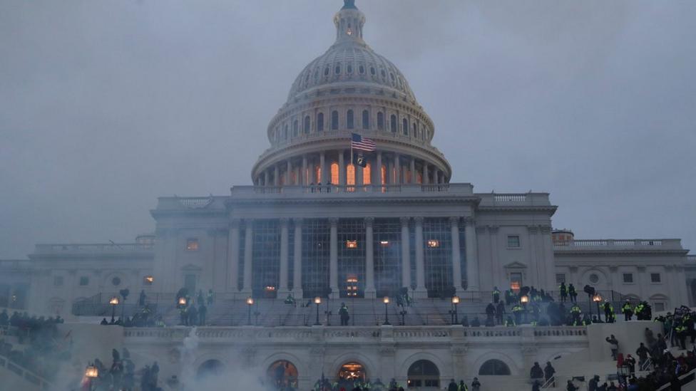 Capitol riots: Pro-Trump protesters storm the US legislature - in ...