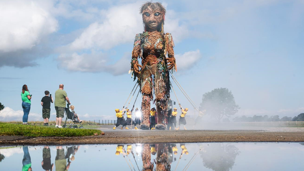 Giant puppet to appear at two-day festival in Leicester - BBC News