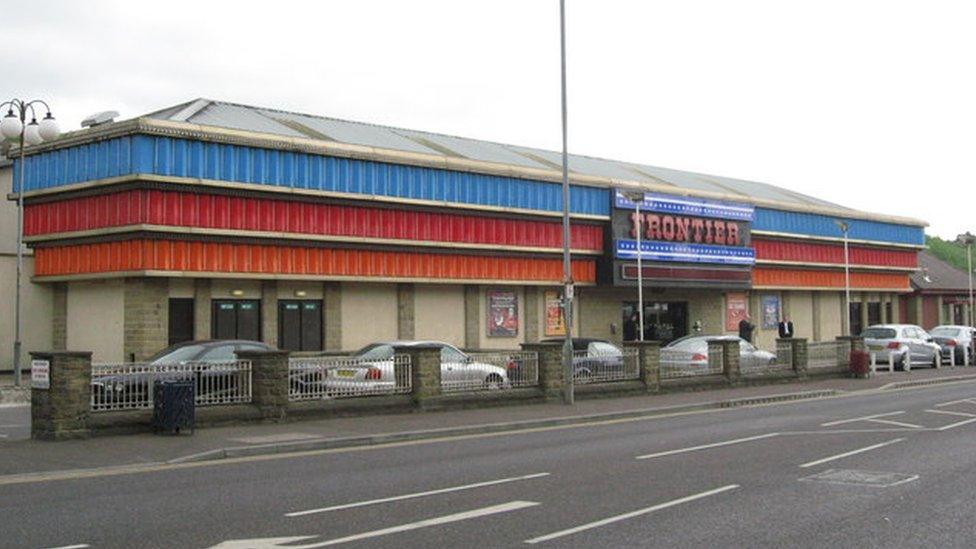 Batley Variety Club to shut doors after 49 years - BBC News