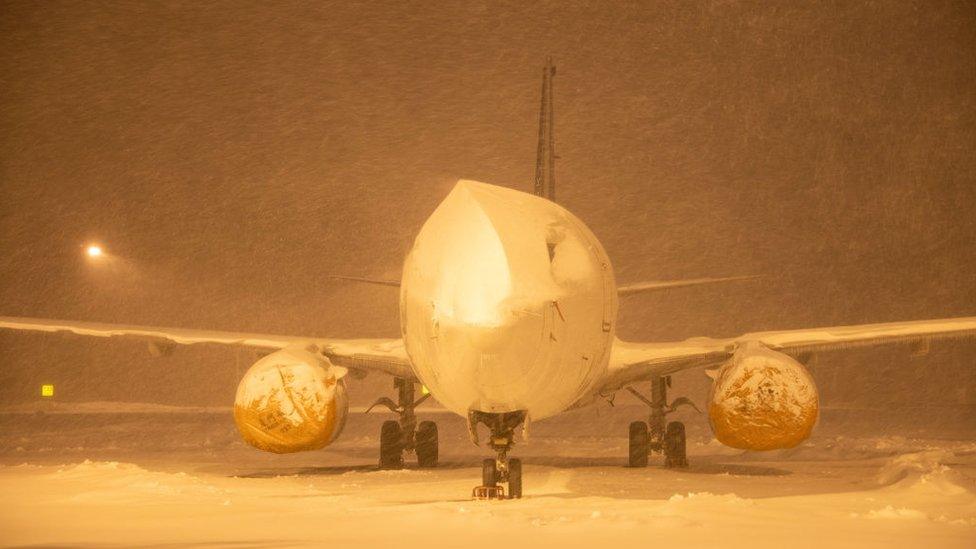 China: Biggest snowfall in city of Shenyang for 116 years - BBC Newsround