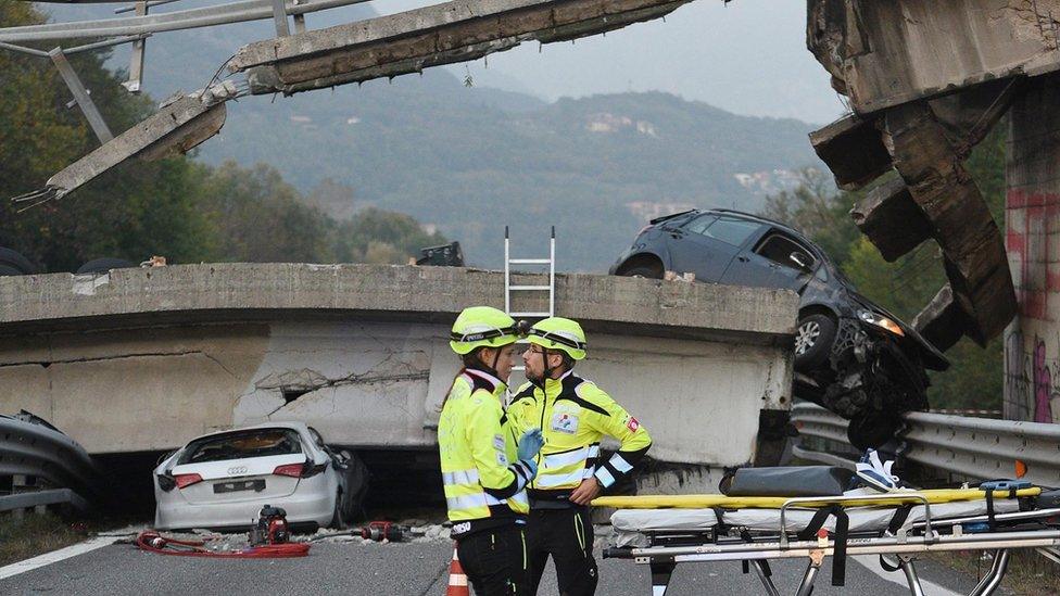 Italian bridge collapses on busy road in Lecco - BBC News
