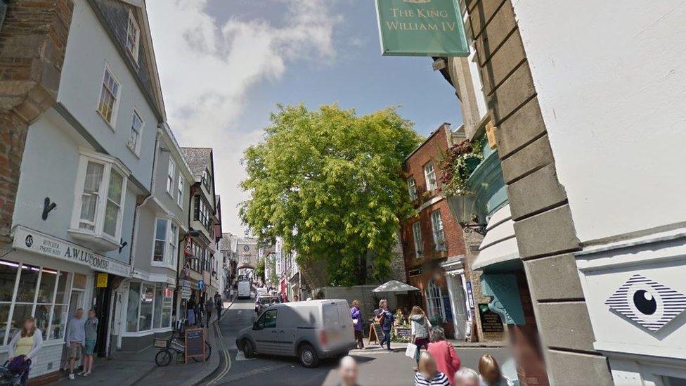 Totnes one-way street campaign wins court fight - BBC News