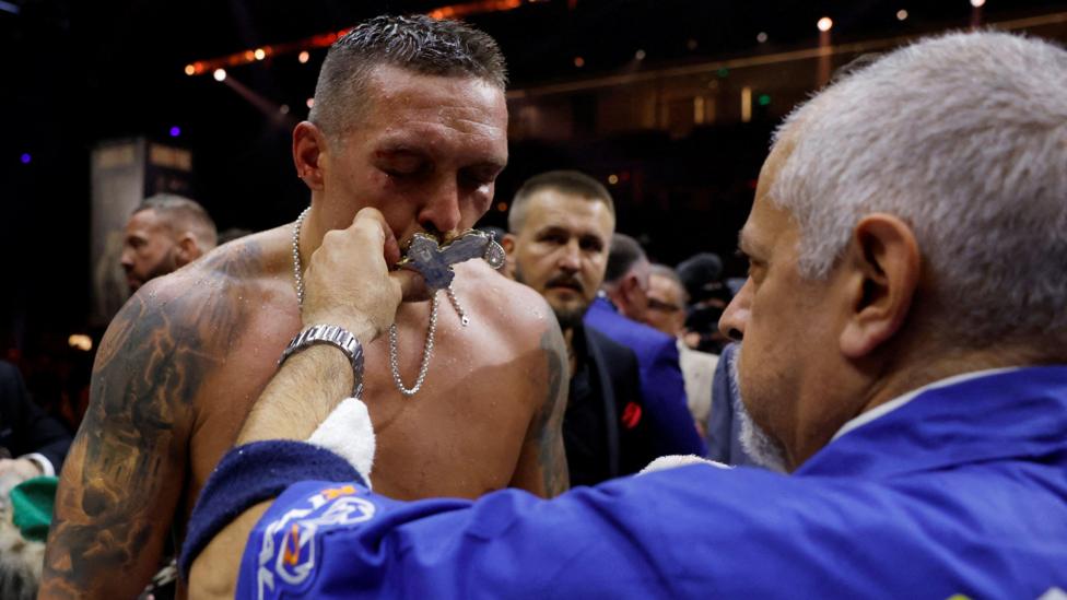Fury vs Usyk: Usyk's epic victory over Fury in 10 pictures - BBC Sport