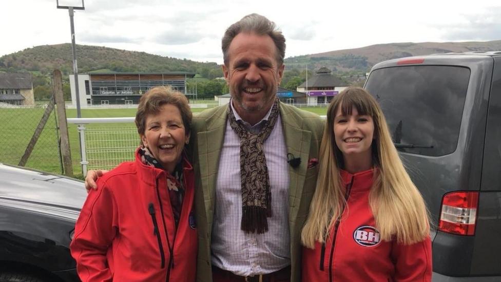 Bargain Hunt: Show celebrates 25 years of antiques and auctions - BBC News