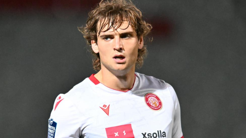 Aaron Pressley and Leo Duru: Barrow sign striker and defender - BBC Sport