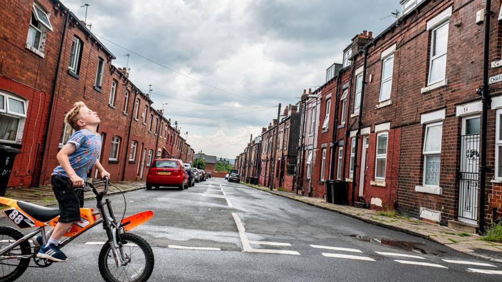 Back-to-back life on streets of Leeds caught on camera - BBC News