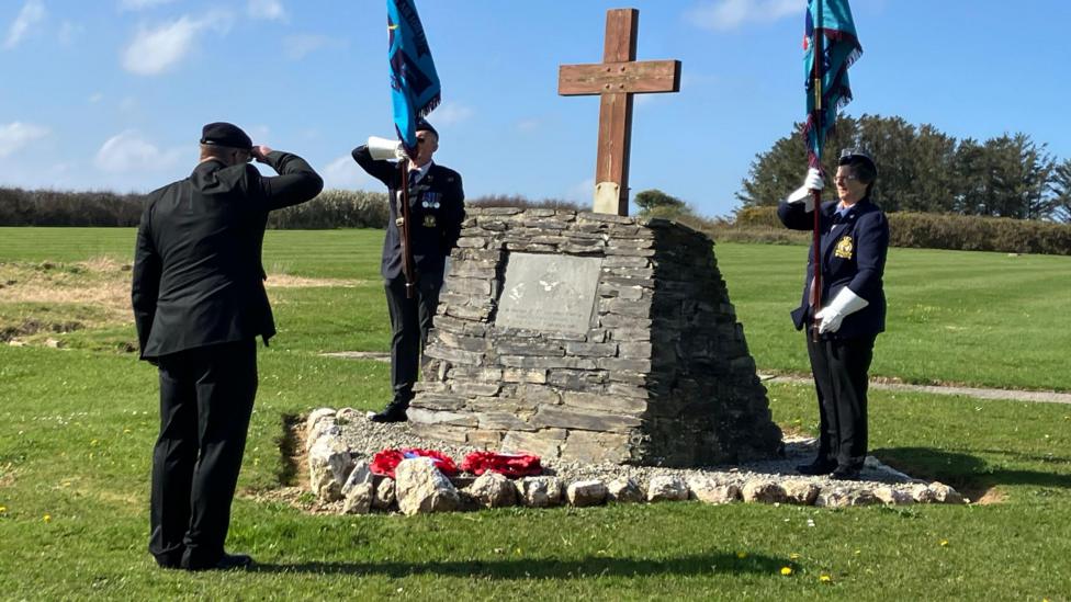 Memorial service to commemorate RAF held at RAF Portreath - BBC News