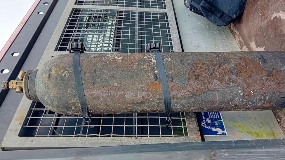Worthing: Suspected bomb on beach found to be a gas canister - BBC News