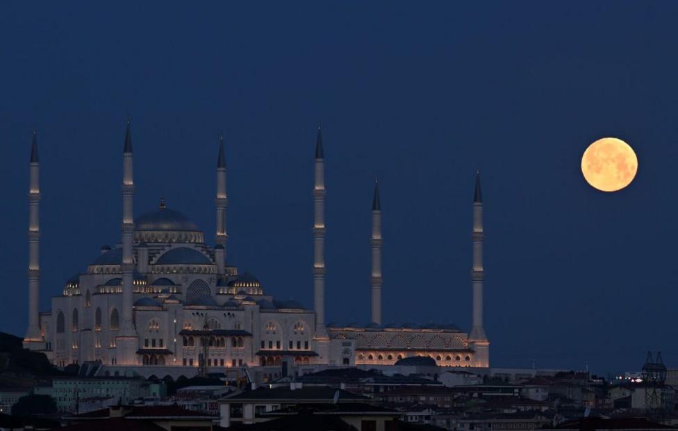 Lunar eclipse: Blood Moon pictured across UK before dawn - BBC News