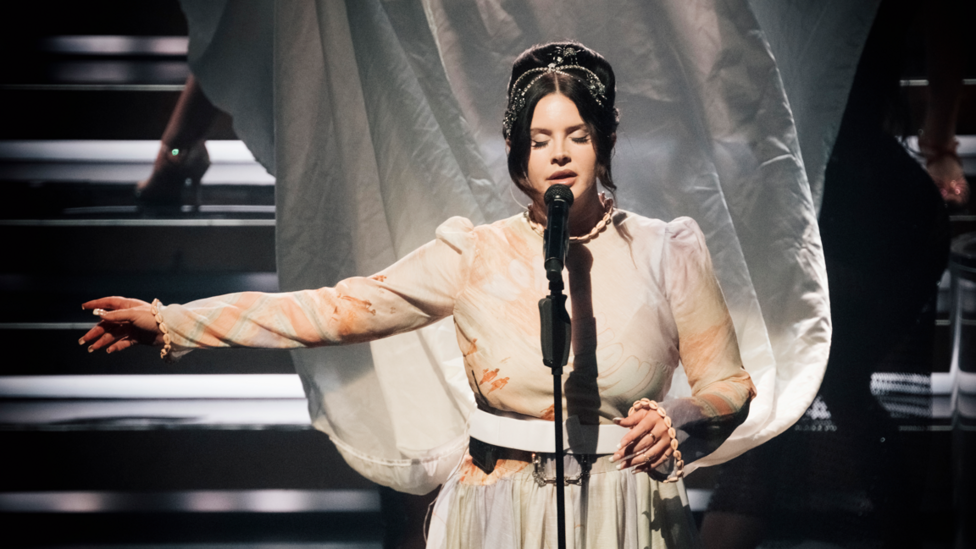 Reading Festival: Over 30 acts added to line-up - BBC News