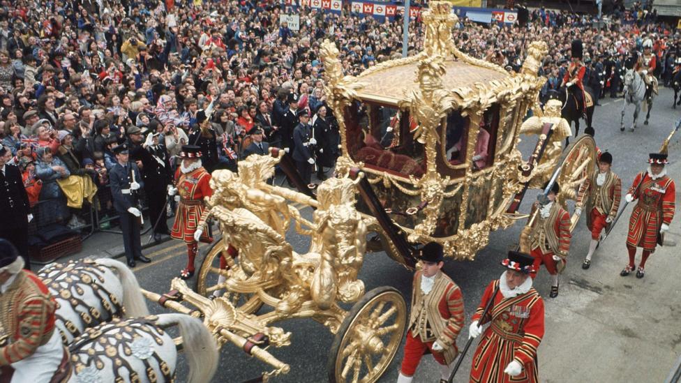 Future of Grimsby jubilee mosaic remains uncertain - BBC News