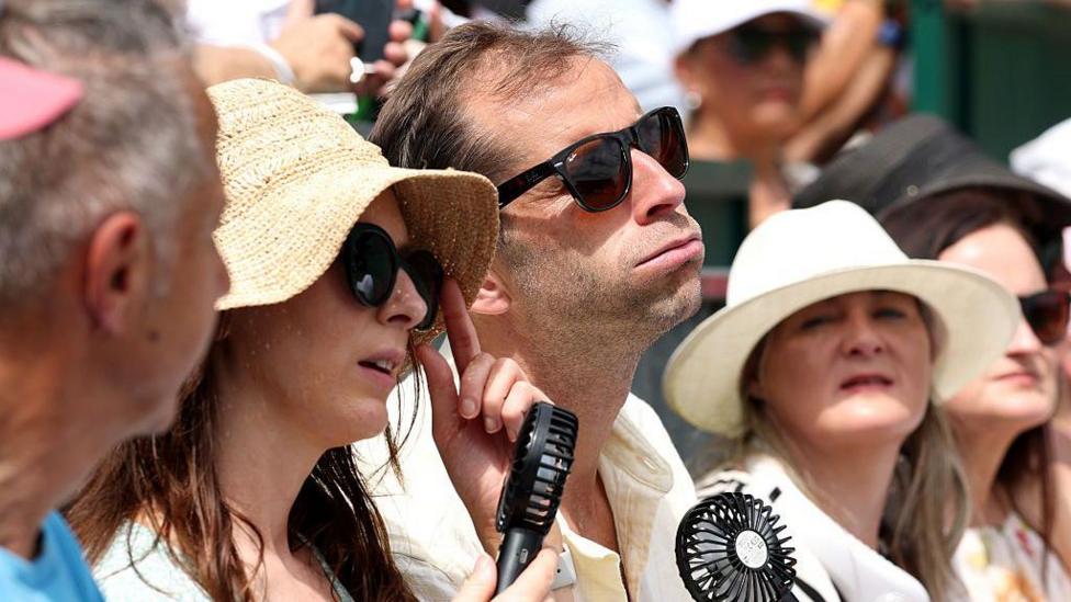 UK weather: Heatwave to peak this weekend as temperatures soar to 34C ...