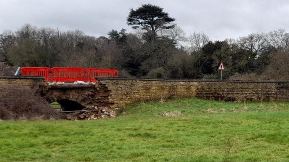 Heyford Bridge to remain open to traffic despite water damage - BBC News