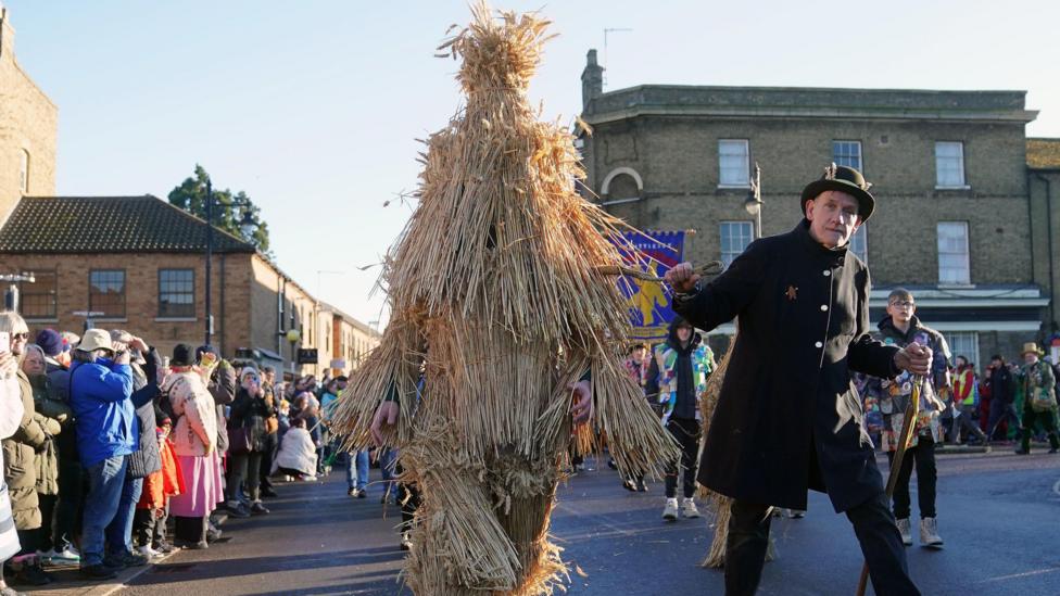 Annual Straw Bear Festival makes its return to Whittlesey - BBC News