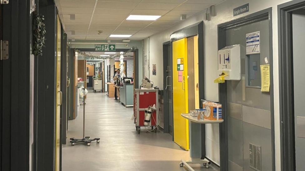 Nottingham hospital opens temporary ward to ease winter pressure - BBC News