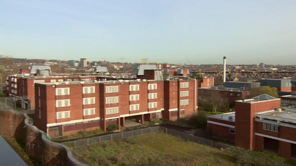 Holloway Prison: 'I remember people screaming and banging' - BBC News